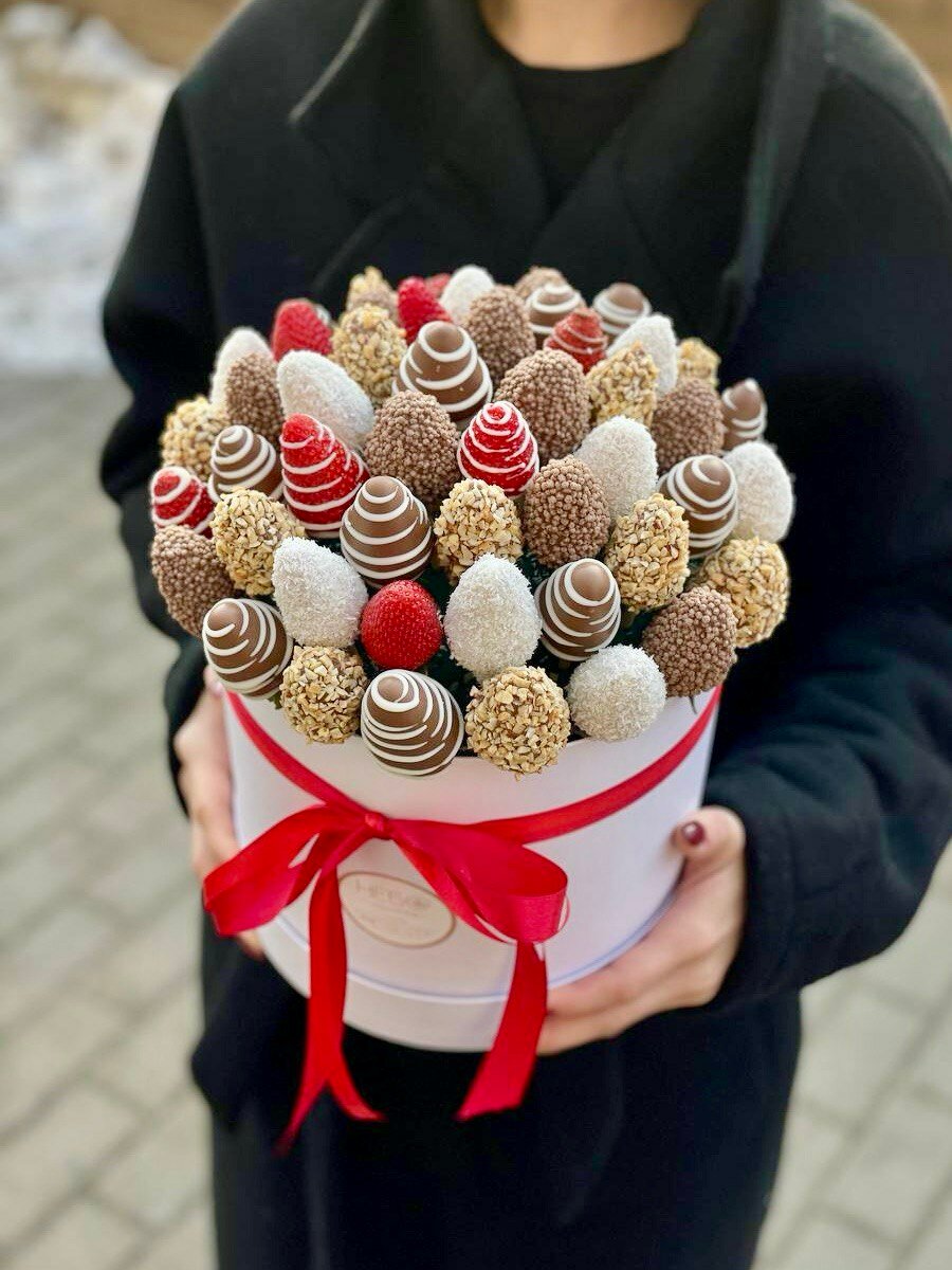 Бокс круглый с клубникой в белом и молочном шоколаде, орех, кокос, темный воздушный рис, Elegant, 20 см диаметр