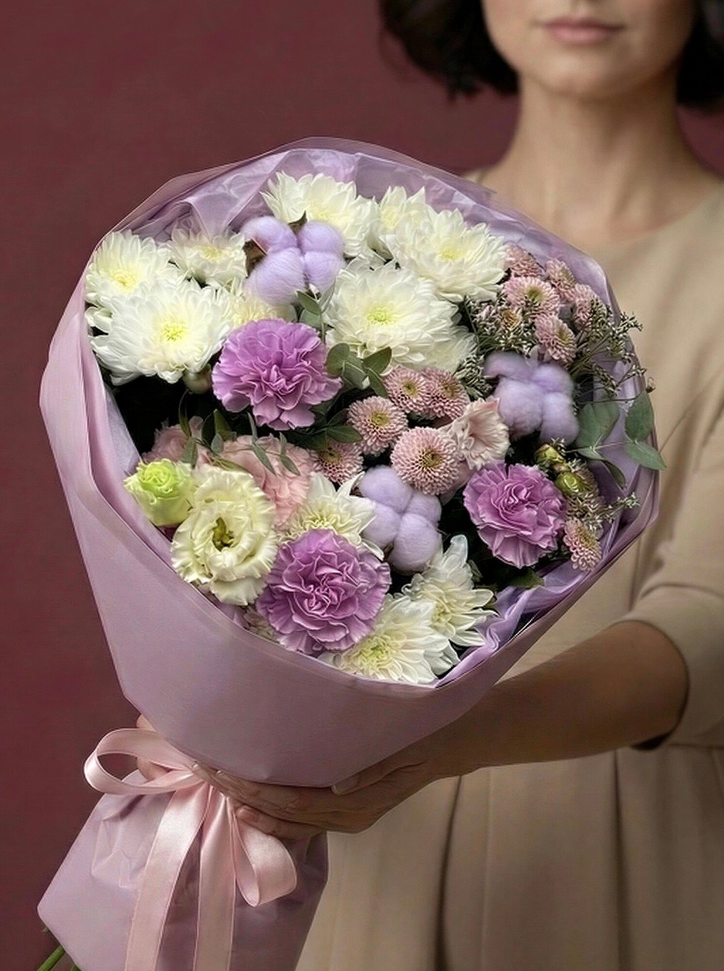 Сборный букет «Лунный» с диантусами, хлопком, хризантемой кустовой