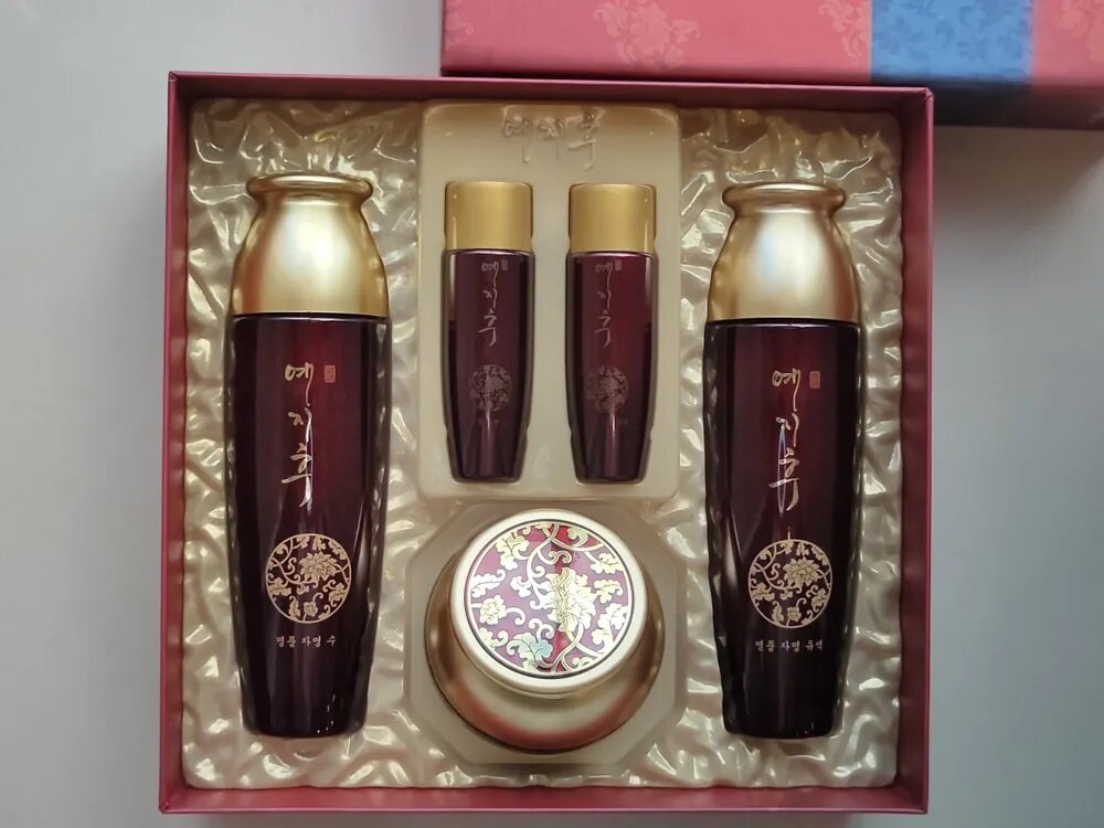 Yezihu Набор косметики для лица омолаживающий с красным женьшенем Premium Jinyul Ginseng 3 Set