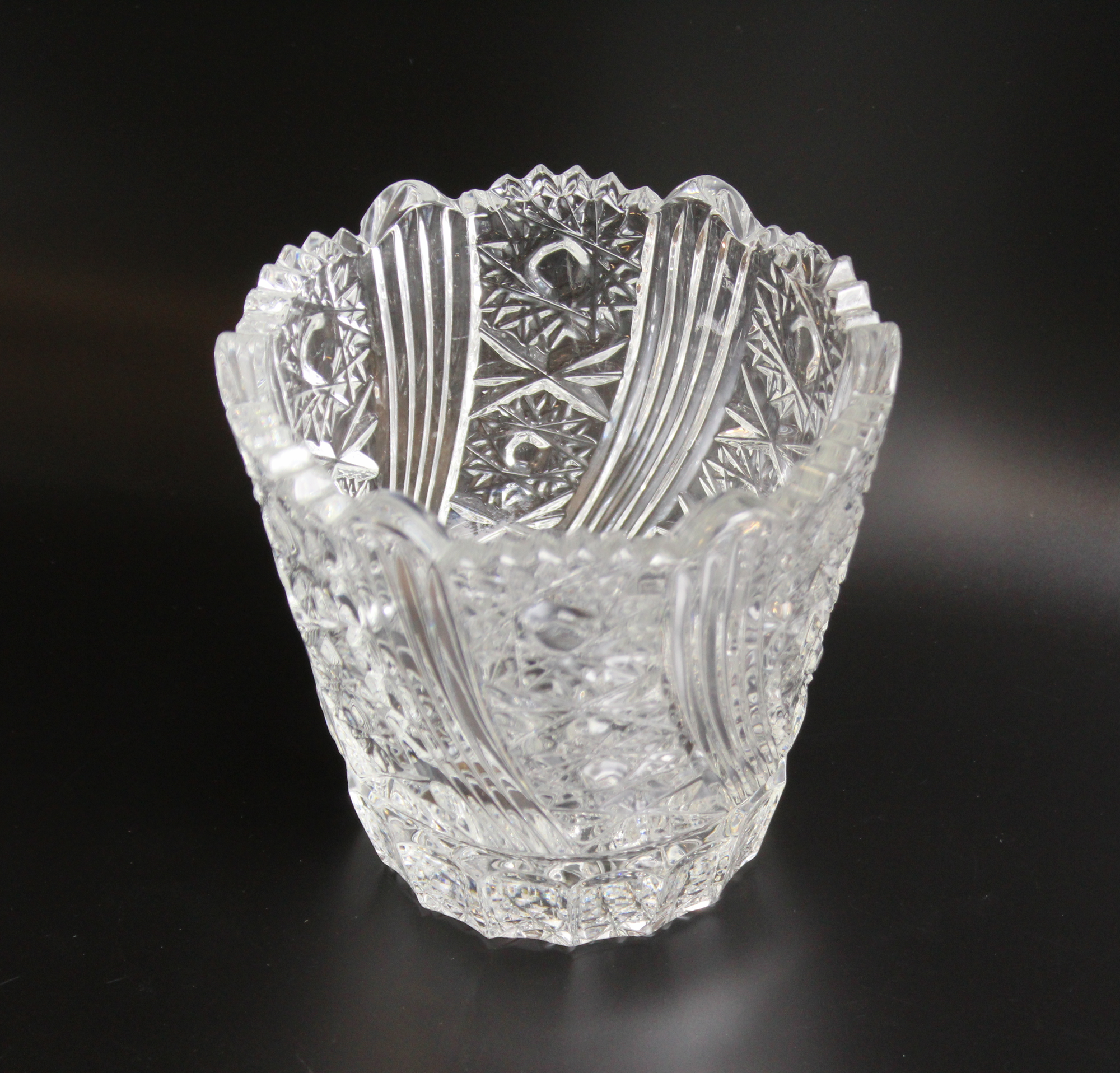 Ваза конфетница хрустальная с рельефным декором винтажная 11 см, СССР 1970-1990 гг