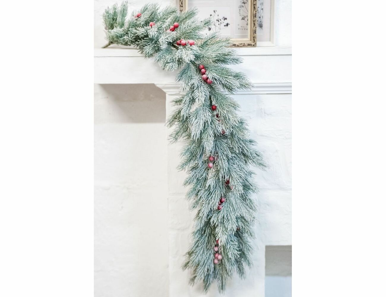 Хвойная гирлянда винтер беррис, с ягодами, заиндевелая, хвоя 100% литая, 100х25 см, Decorland DC3022