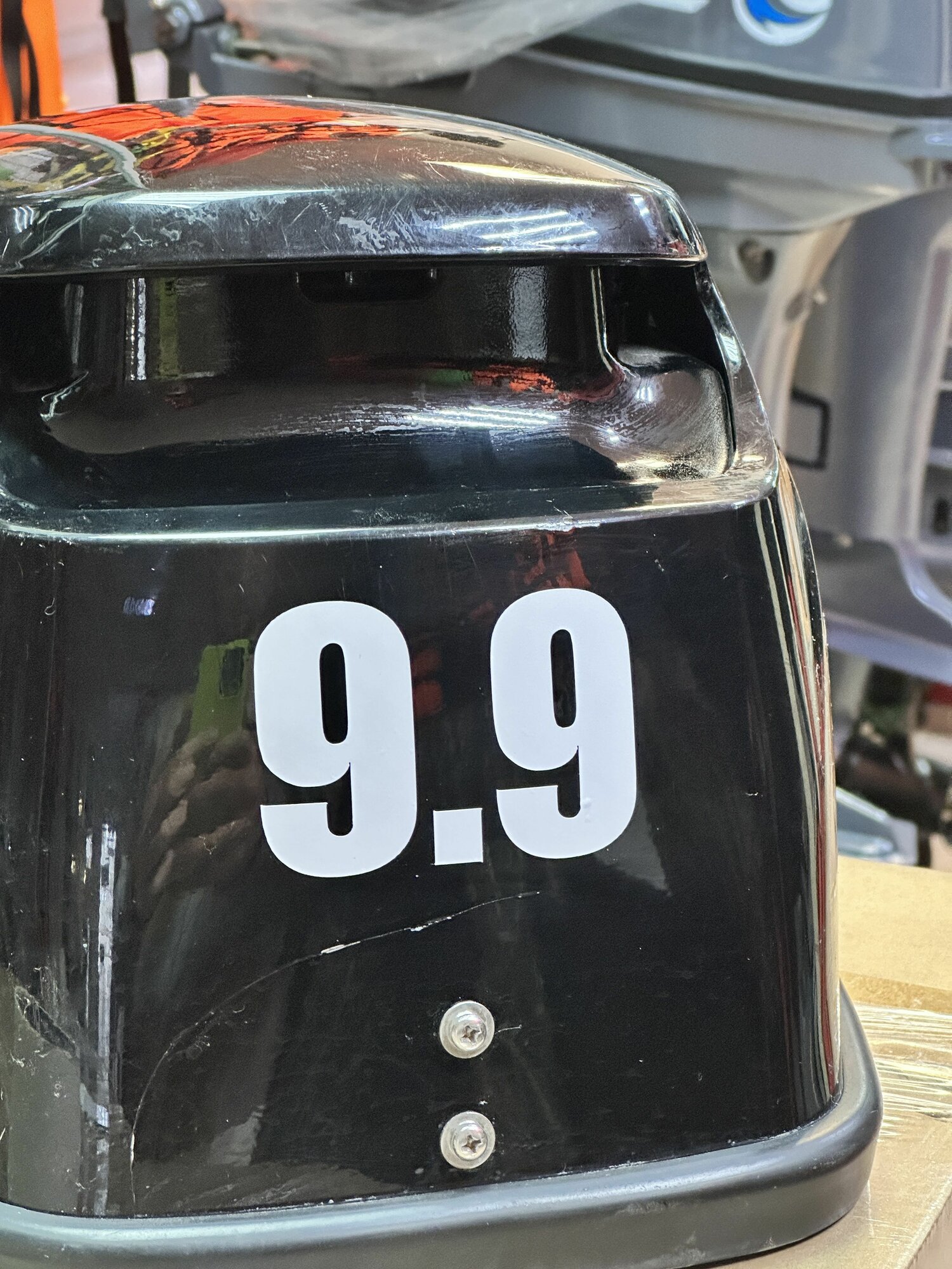 Наклейка 9.9 на колпак лодочного мотора