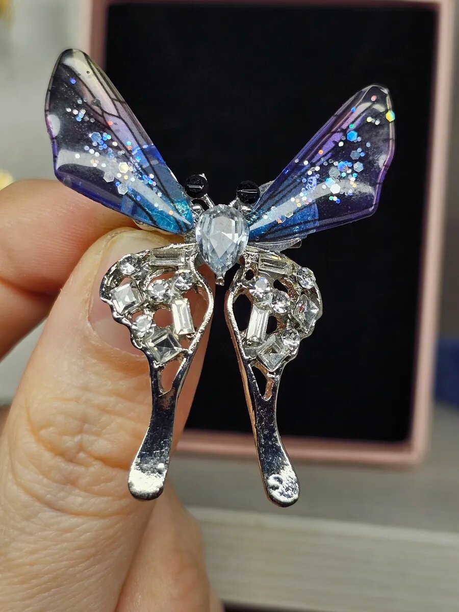 Брошь, стразы