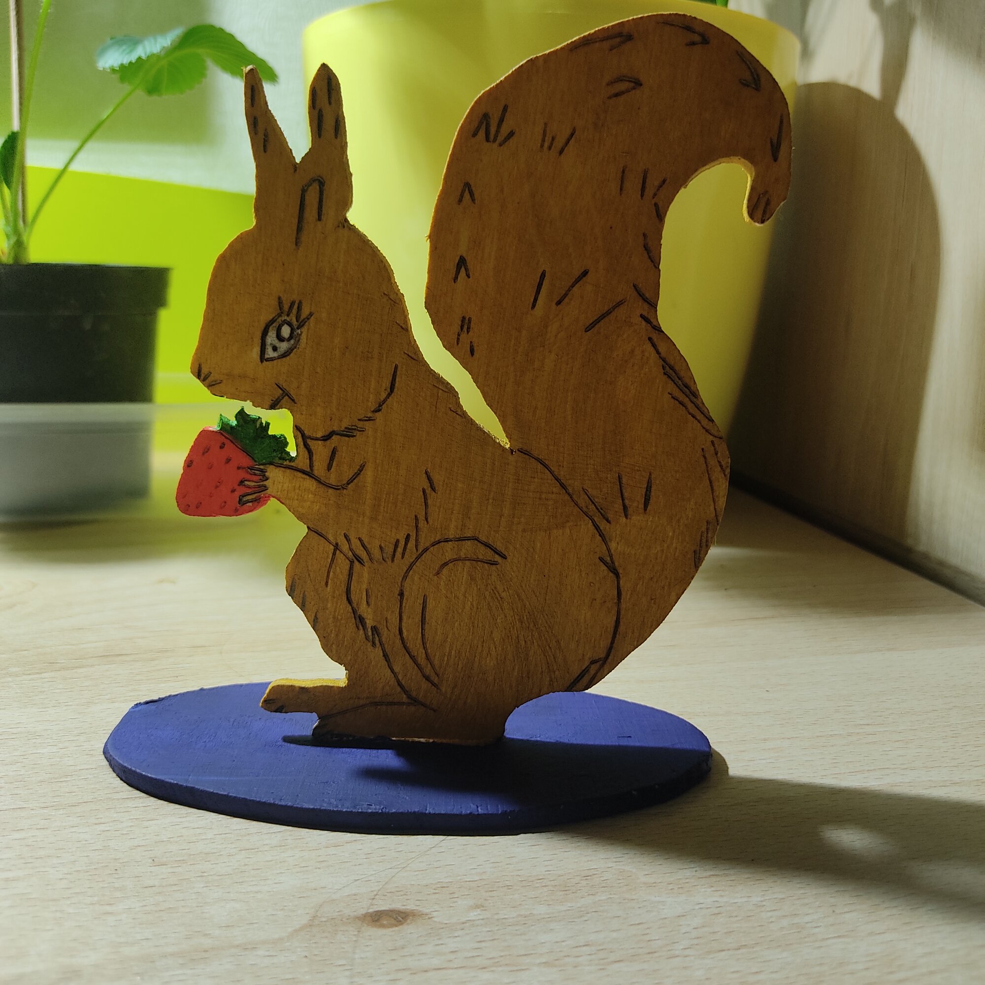 Белочка с клубничкой", ручная работа, деревянная, 9x6 см