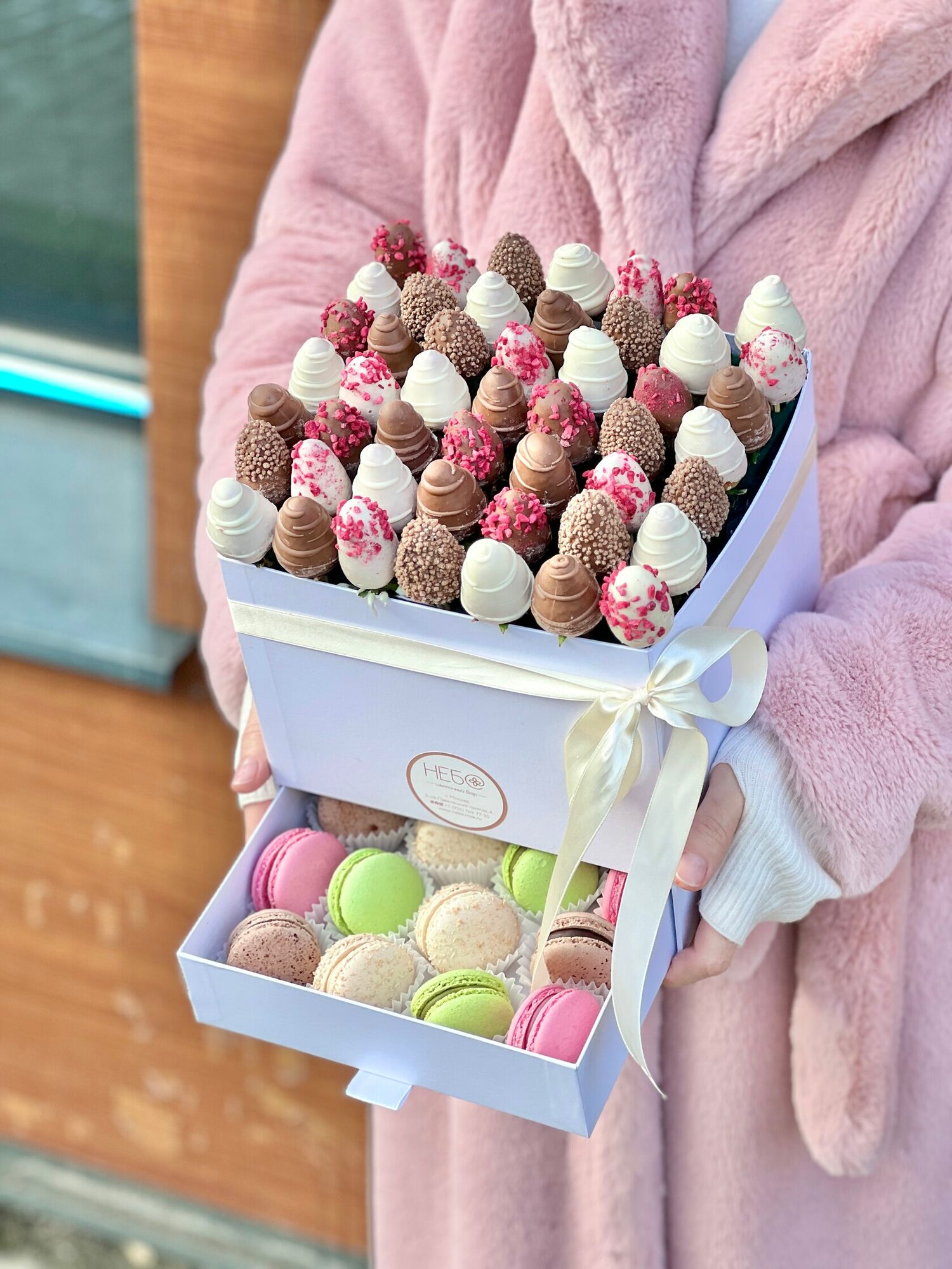 Шкатулка с клубникой в белом и молочном шоколаде, малина, темный воздушный рис, 16 макаронс, Romance 1, L размер