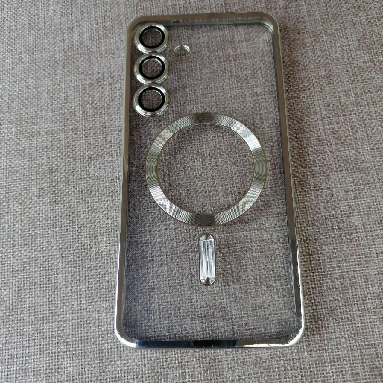 Силиконовый чехол-накладка для смартфона Samsung A35 с функцией беспроводной зарядки и серебристым ободком по бокам и вокруг камеры.