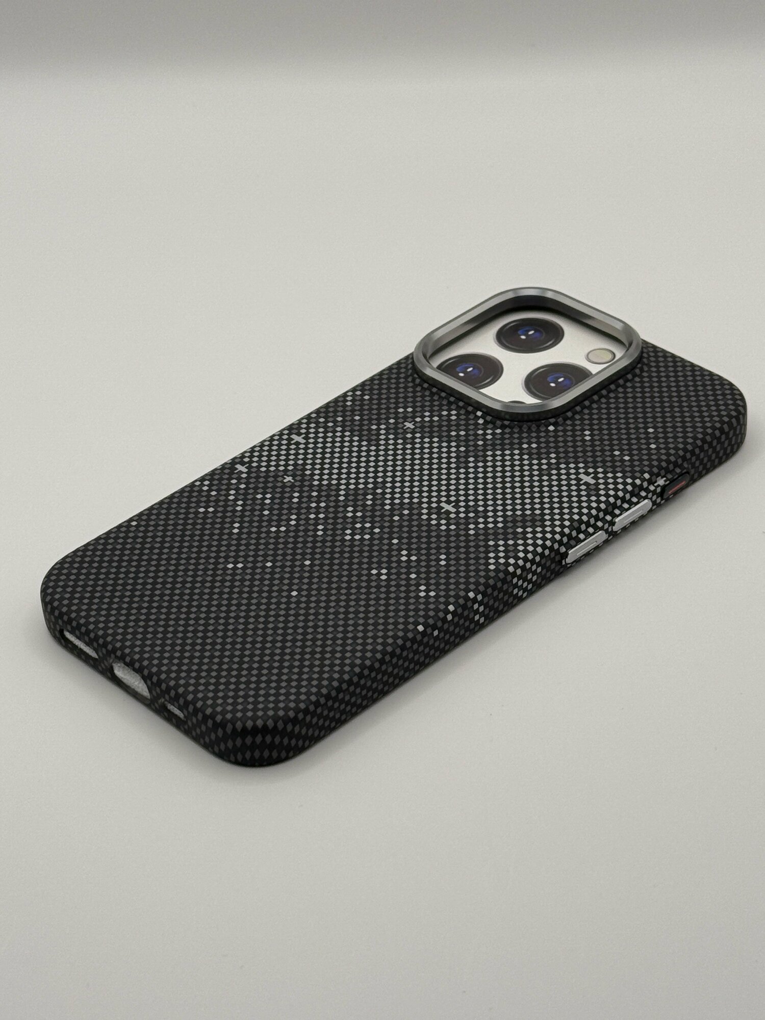 Чехол на Айфон 15 Pro, ударопрочный, с текстурой углеводородного волокна, с поддержкой беспроводной зарядки