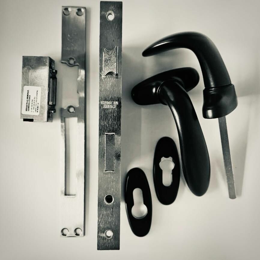 Комплект для калитки (ручка ухват с накладками на цилиндр, черная, ral 9005 + замок + электромагнитная защелка)