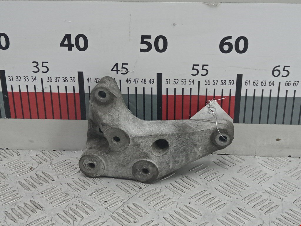 Кронштейн (крепление лапа траверса) кпп Opel Zafira A 90575142 арт. 1920965