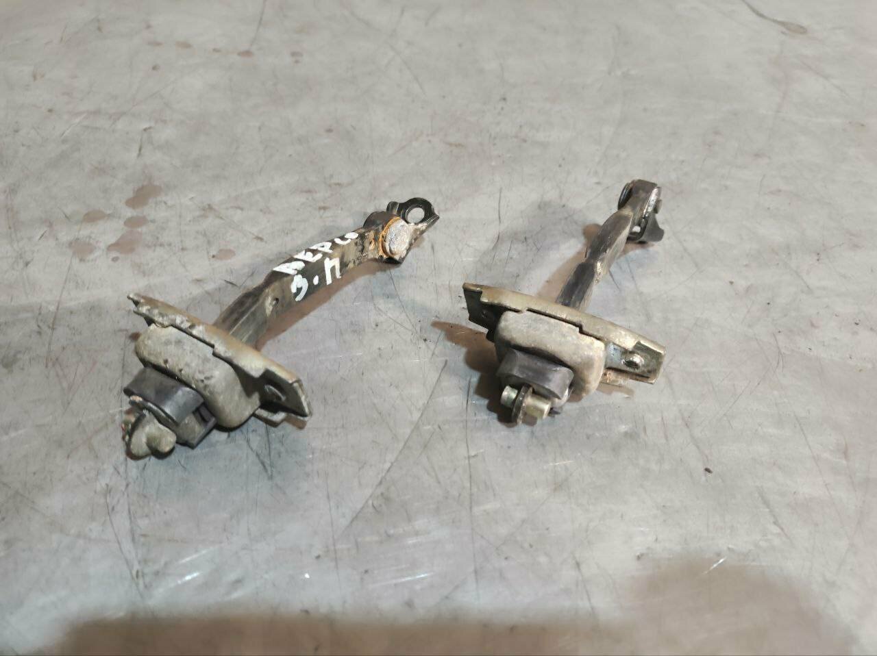 Ограничитель открывания двери задней Toyota Avensis Verso 2001