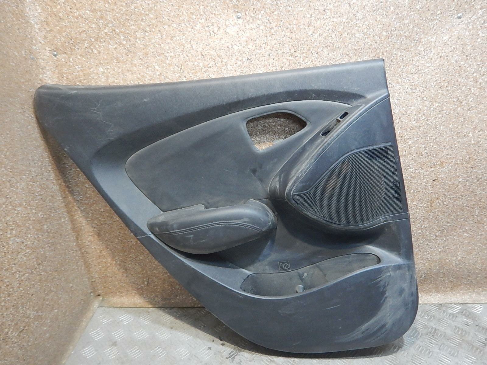 Б/У Обшивка двери задней левой, Hyundai (Хендэ)-IX35 (10-15) HYUNDAI IX35 (10-15) Царапины. 439194 Hyundai-KIA арт. 8330...