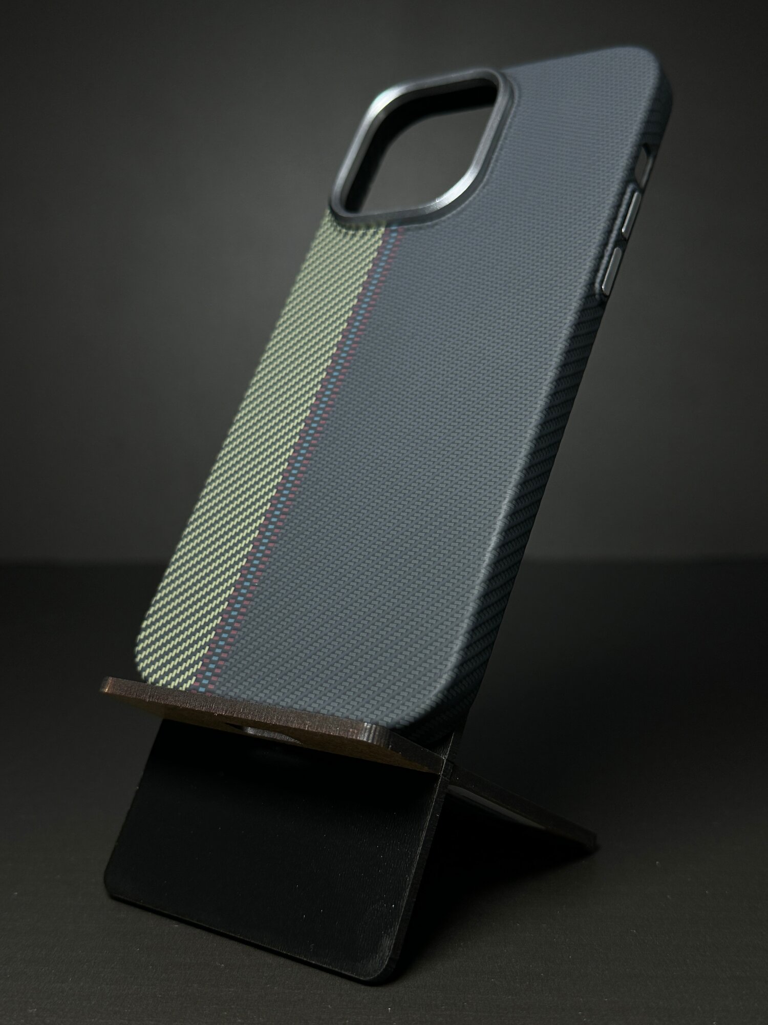 Чехол - накладка на Айфон 14 Про Макс с МагСейф из Кевлара / Чехол - накладка на iPhone 14 Pro Max с MagSafe Kevlar LUXO Life+ / MOSBROS, Черно-желтый с полосой, карбоновый