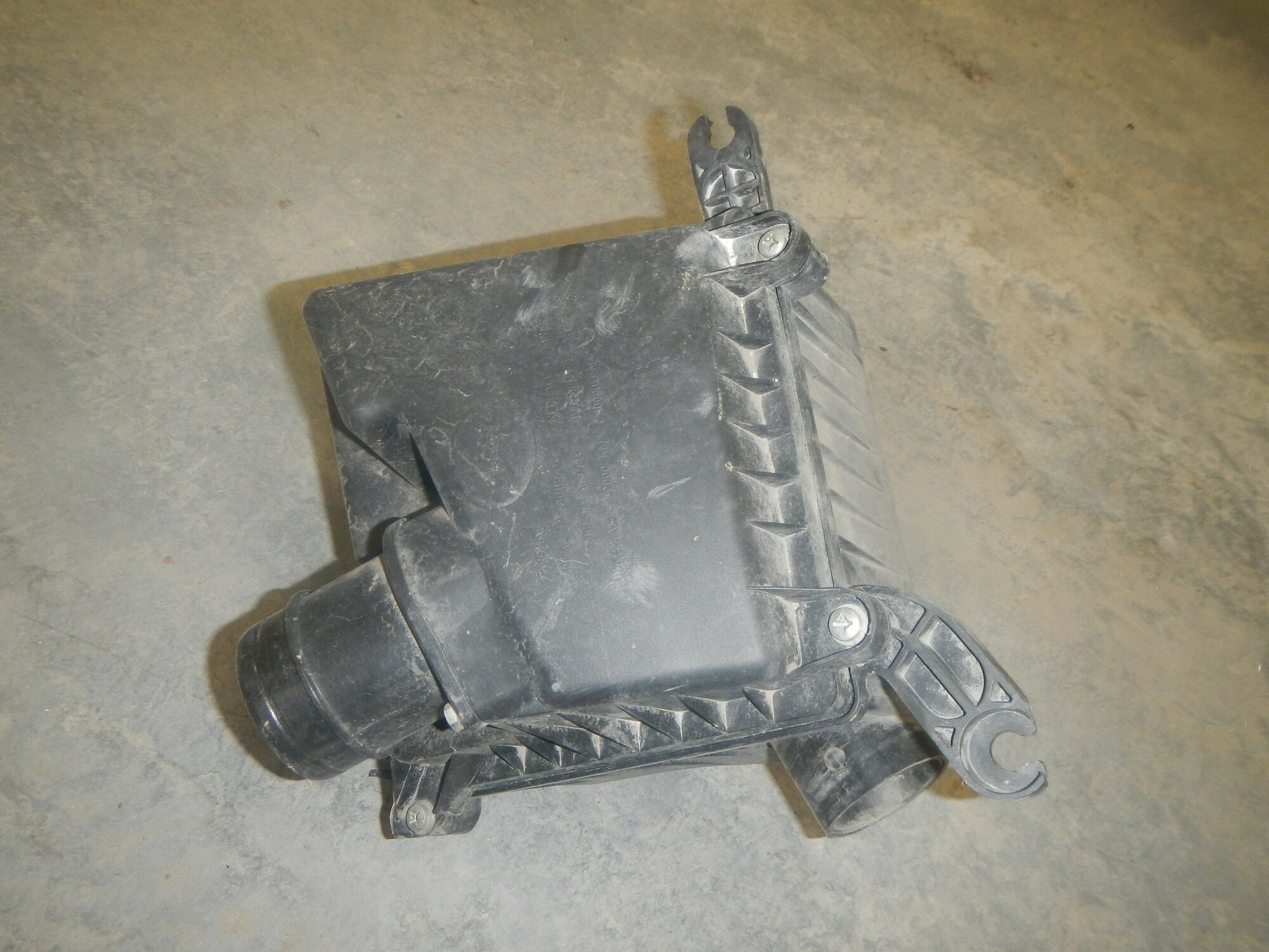 Б/У Корпус воздушного фильтра, ВАЗ (VAZ)-LADA GRANTA (гранта) FL (18-) LADA GRANTA (Гранта) FL (18-) Отколот кусок ребра...