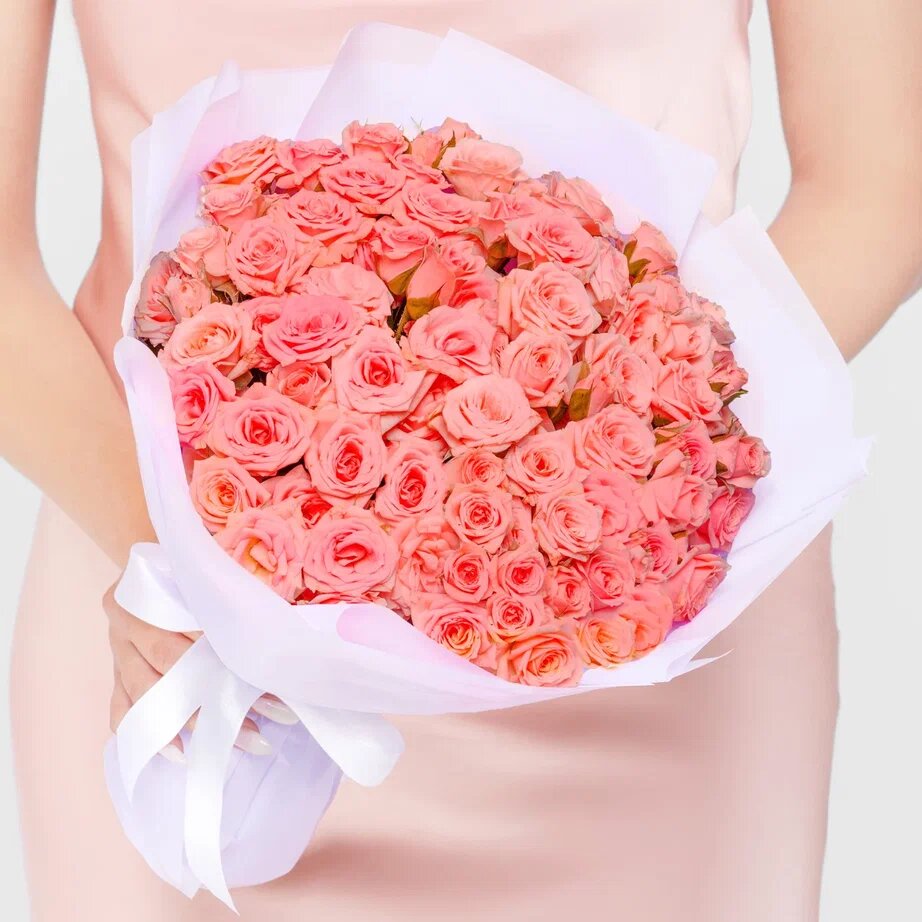 Букет Мегацвет24, кустовые розы, 25 цветов, розовые, дизайнерская упаковка