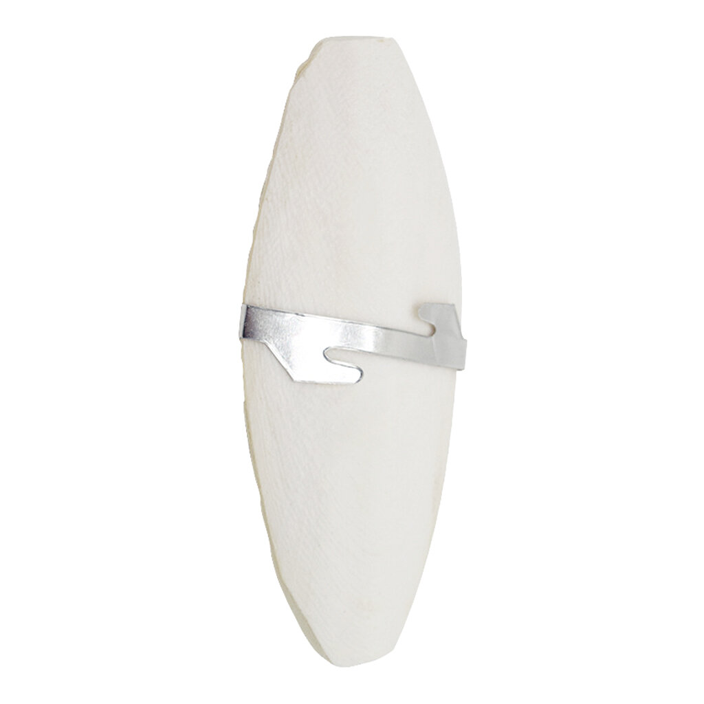 Попугай кусает игрушечную косточку каракатицы