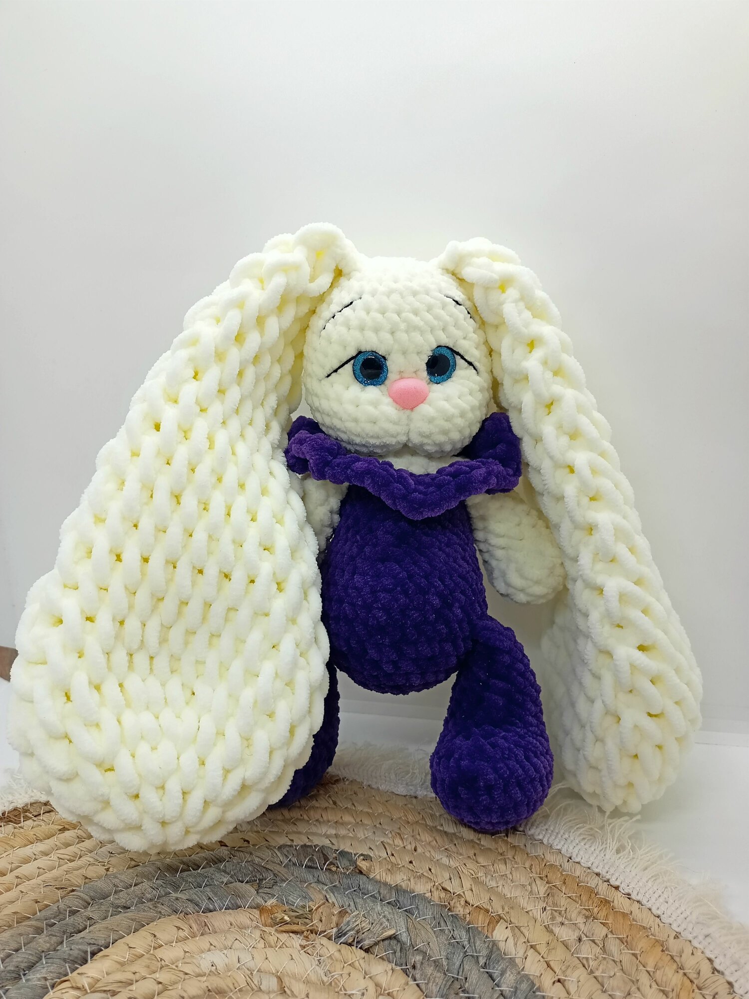 Вязанная игрушка Зайка с длинными ушами