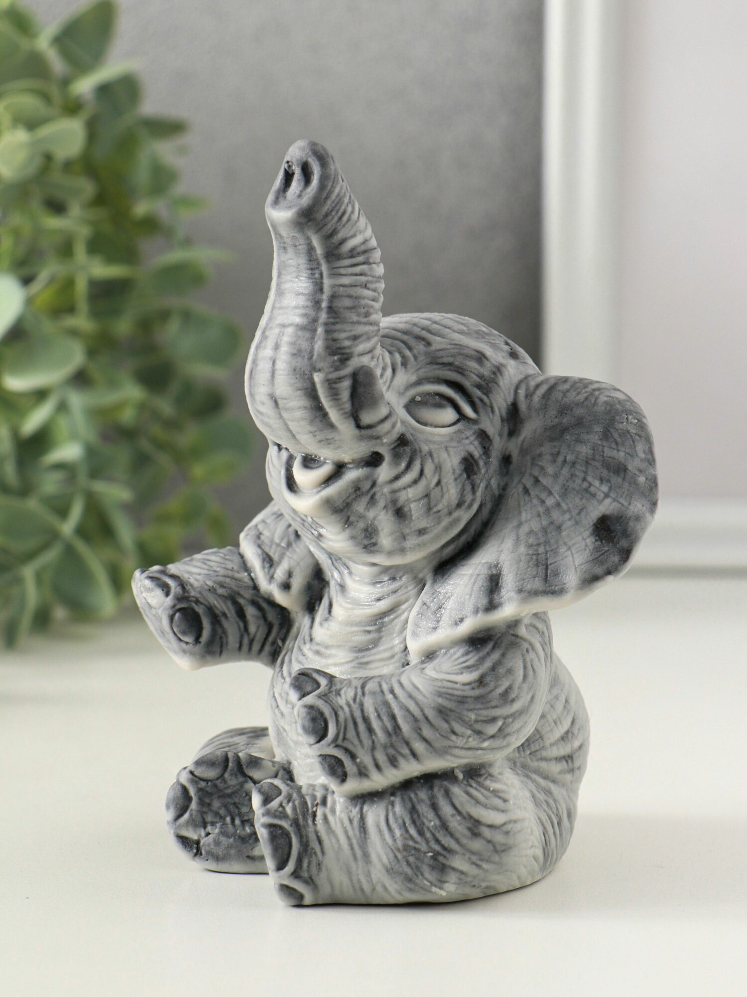 Фигурка "Слоник весёлый сидит", 12.8 см, цвет: серый, тематика праздника: универсальная тематика