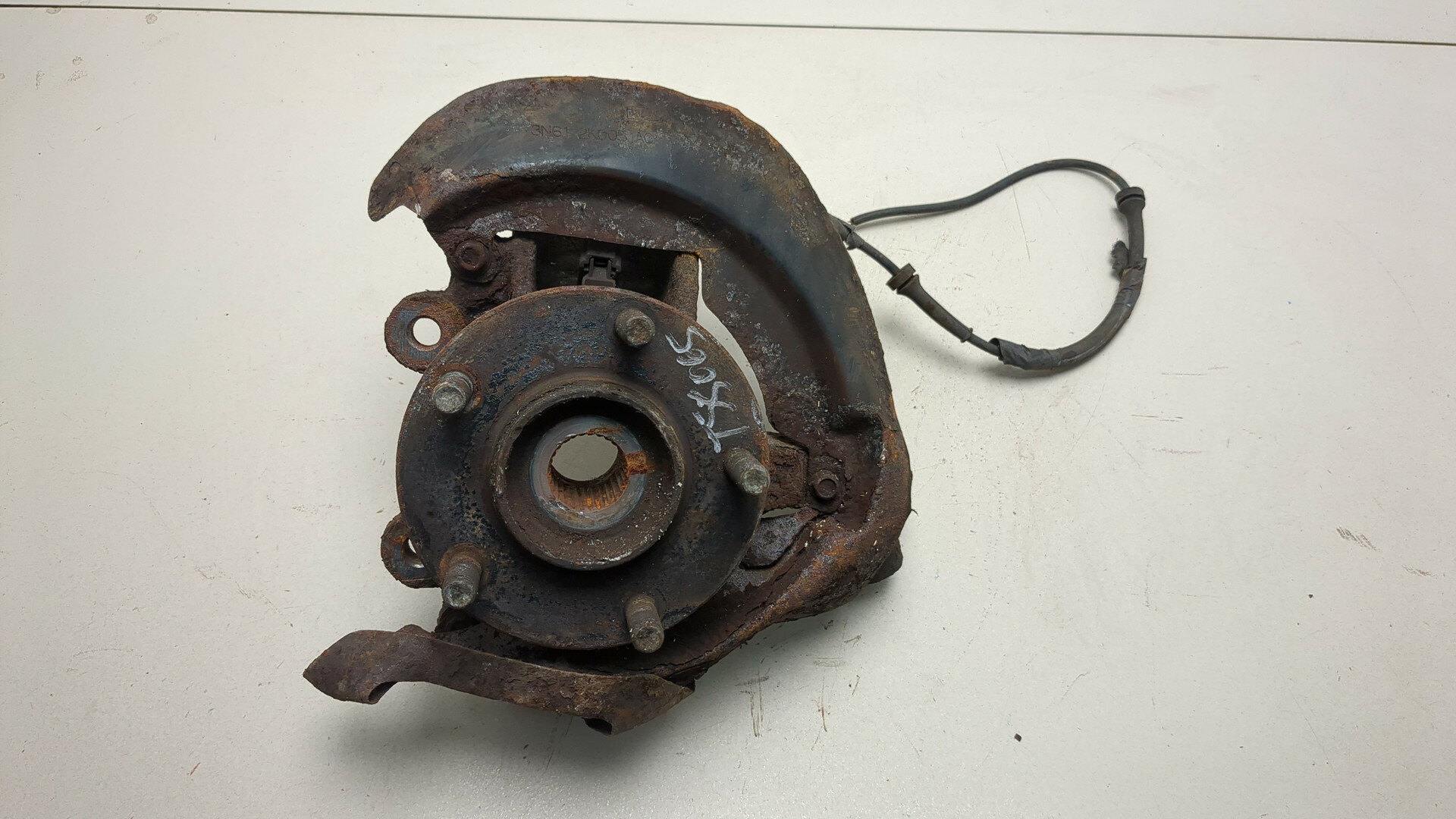 Ступица (кулак, цапфа) левая передняя Mazda 3 (BK) Б/У