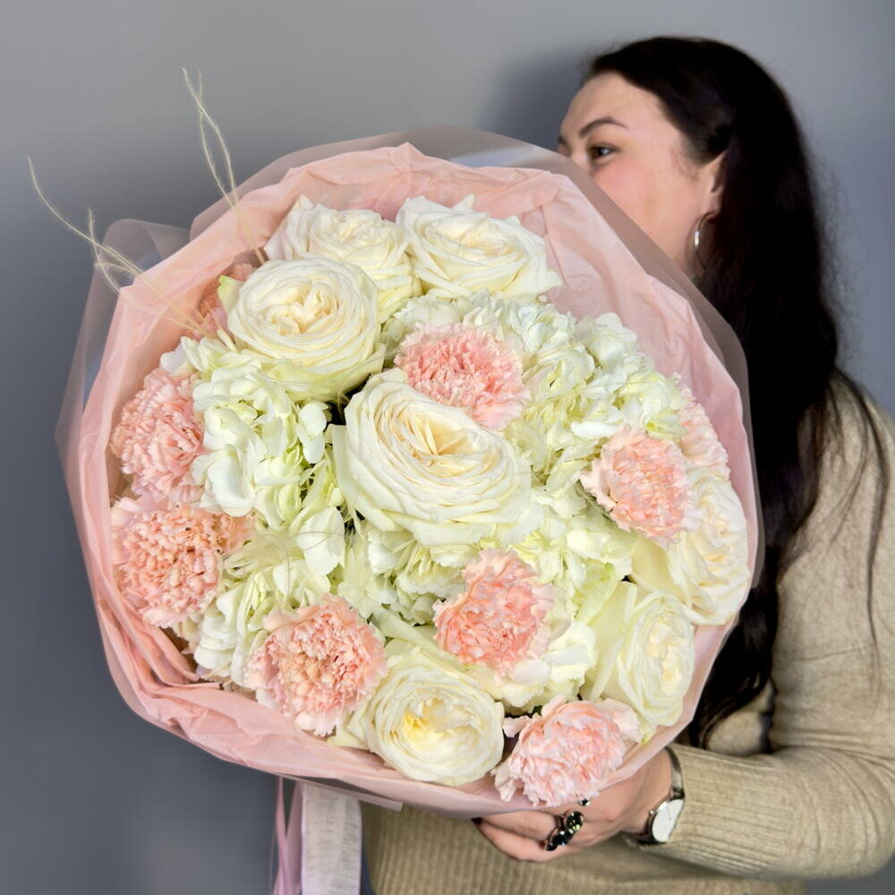 Букет Madam Polina «Мамины объятия», авторский, для дня матери, в аквабоксе