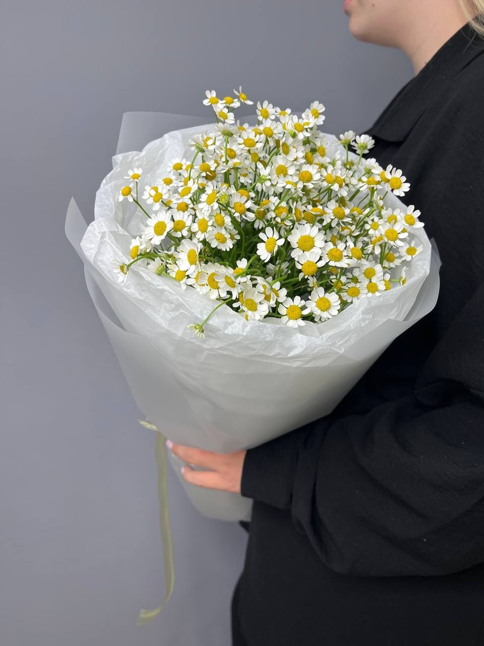 Нежные ромашки Букет выполнен из оригинальной матовой упаковки с белой тишью