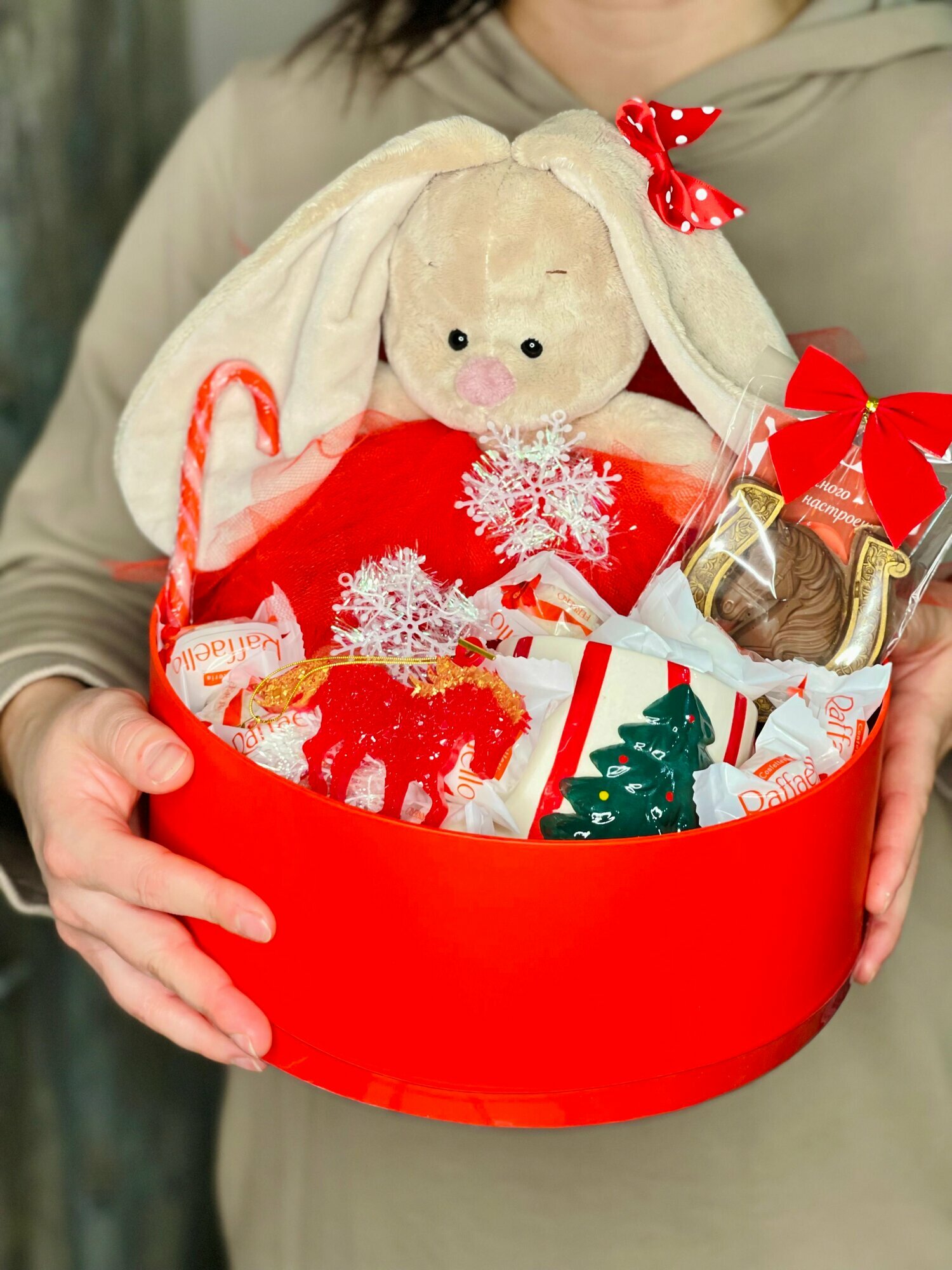 Подарок на Новый год для любимой, дочери или мамы: Зайка Ми, чашка и шоколад (ручная работа)