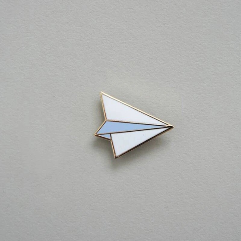 Эмалированный значок бумажного самолёта