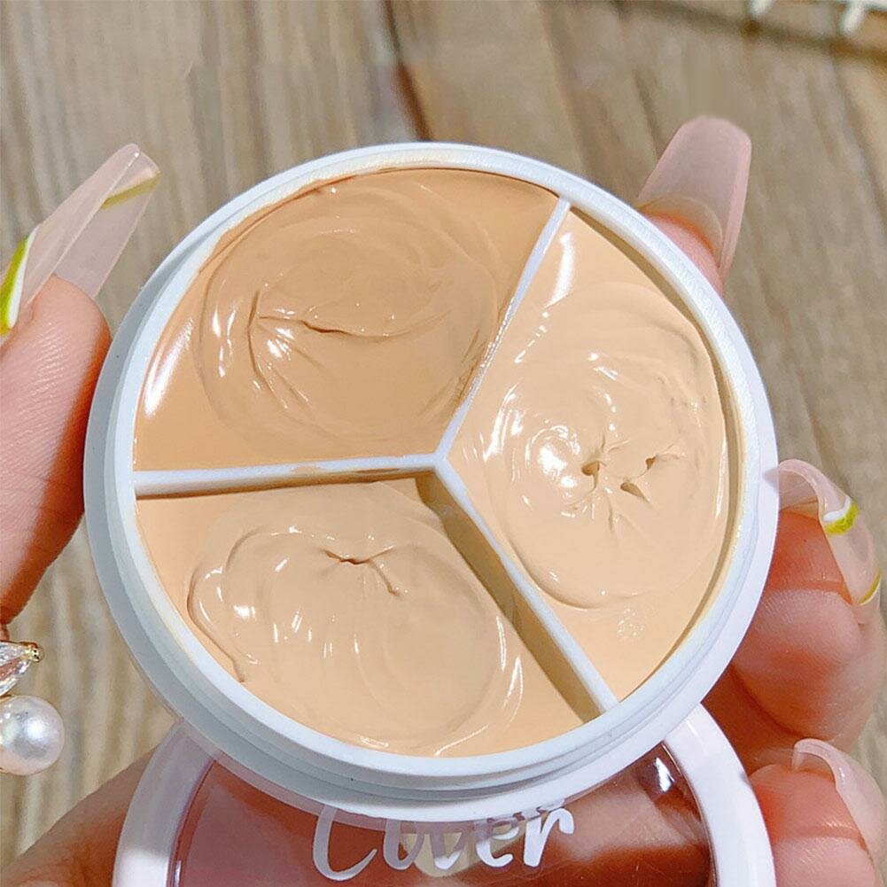 Трёхцветный консилер скрывает пятна и следы от прыщей, не скатывается