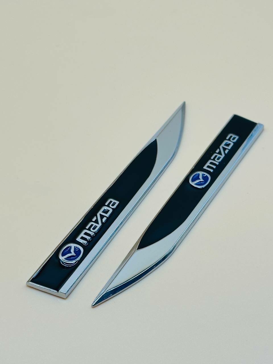 Шильдики Mazda на автомобиль на крылья 2шт