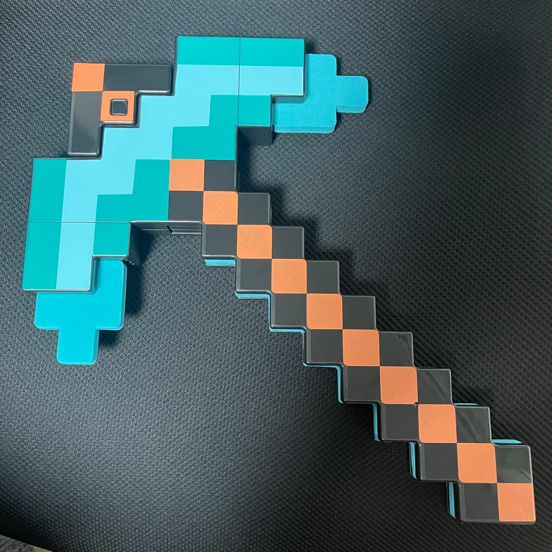 2026 Новейшая игрушка Minecraft: Меч и Кирка 2-в-1, трансформирующаяся модель оружия, бестселлер Amazon