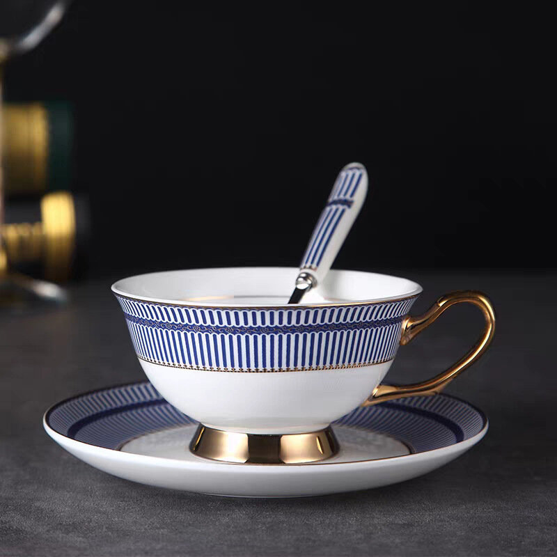 Европейский стиль, набор кофейных чашек и блюдец из костяного фарфора с золотым ободком, высококачественный домашний люксовый керамический набор для послеобеденного чая, праздничный подарок