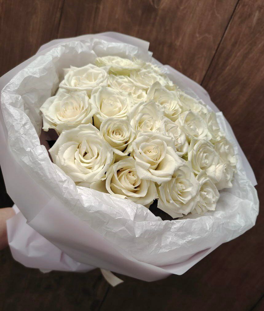 Моно букет из 25 белых роз. Универсальный подарок на все случаи и на любой повод