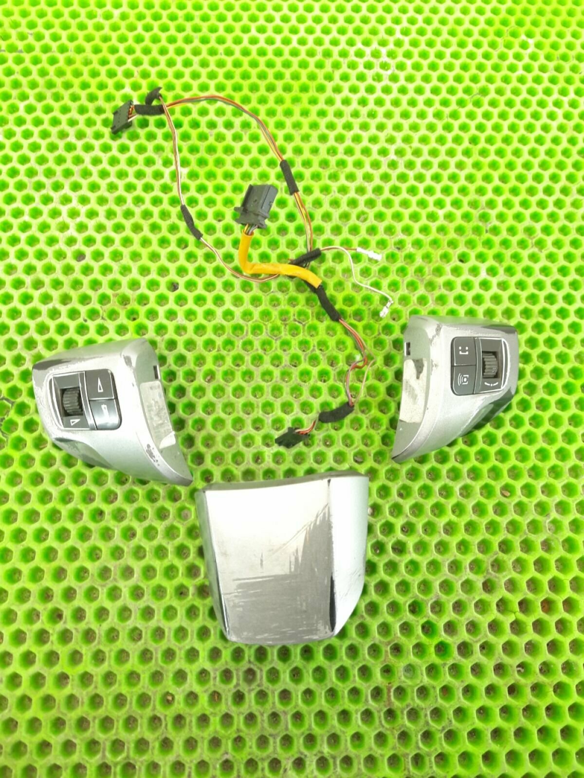 Кнопка в мультируль Opel Astra H 13126750