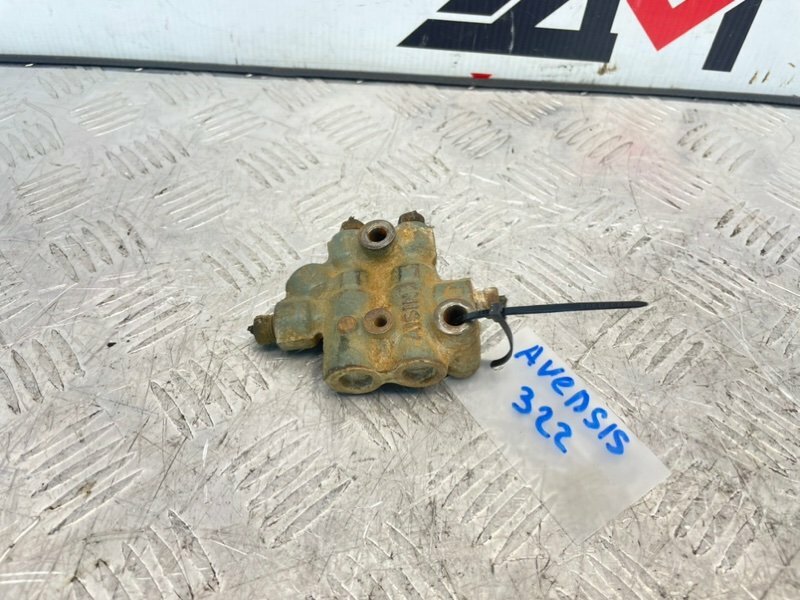 Б/У распределитель тормозных усилий toyota Avensis 2000 CT220L 2C-TE 66921 TOYOTA арт. 4715033060