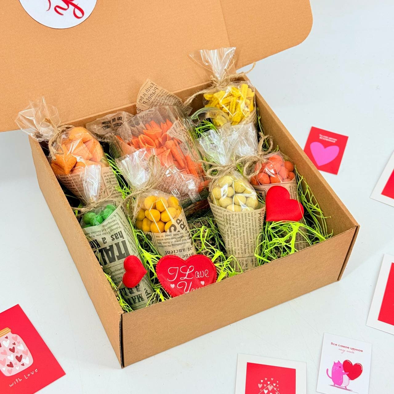 Подарочный набор снеков на 14 февраля. Бокс с орехами и закусками. Пивной набор