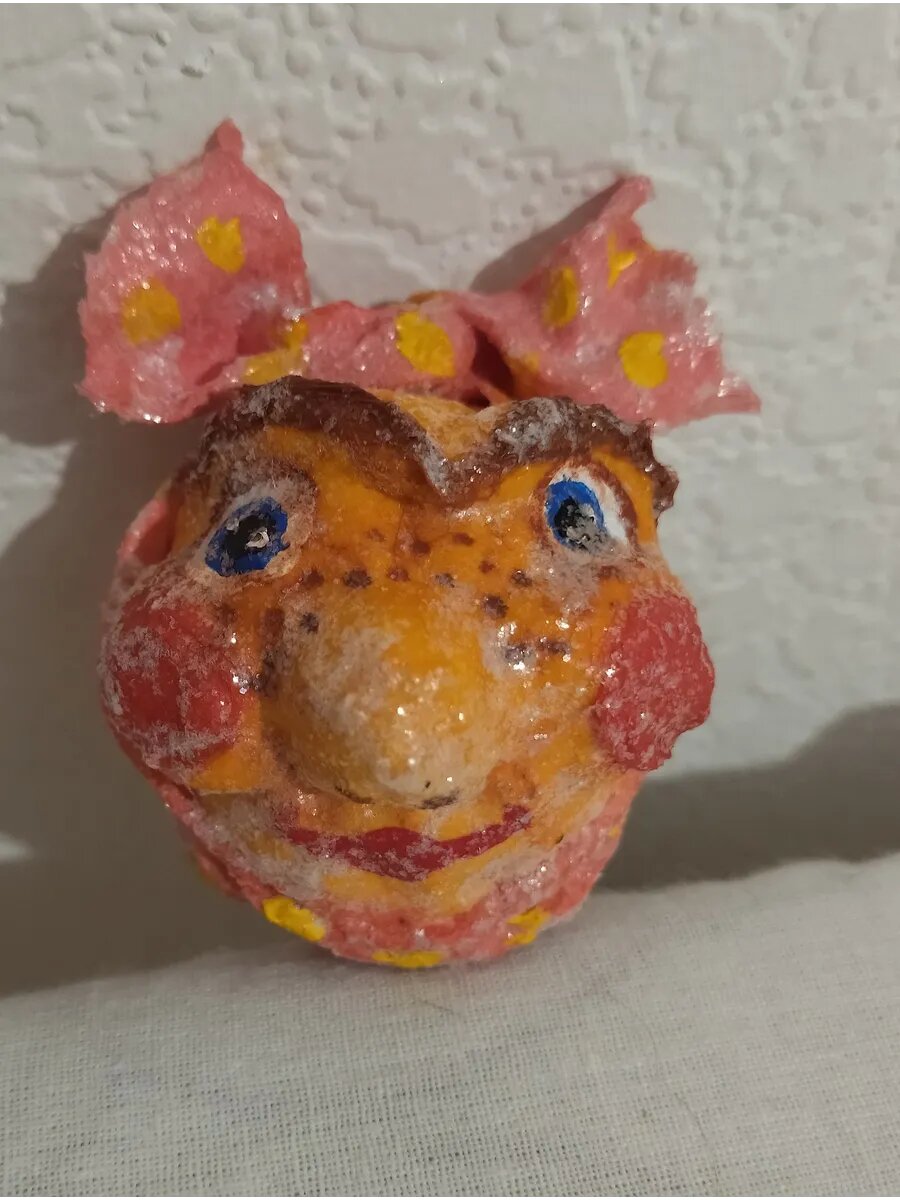 Ватная игрушка "Зажаренный колобок с бантом"