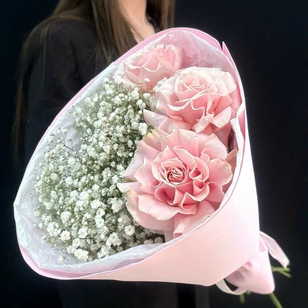 Французская роза с белой гипсофилой в нежной упаковке Размер S