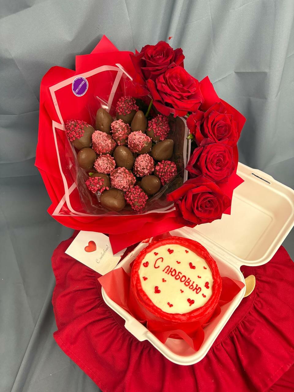 Шикарный комбо набор из клубники в шоколаде с розами и бенто торт малиновый для любимых ,14 февраля , 8 марта