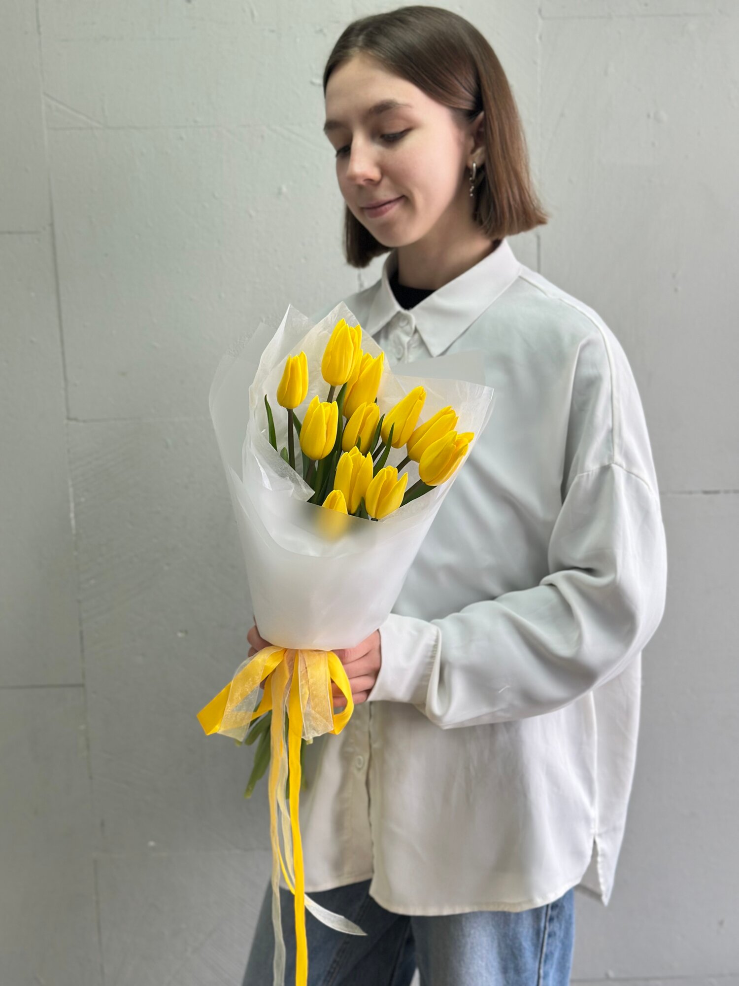 Моно букет из желтых тюльпанов 11 шт в упаковку тишью и пленка