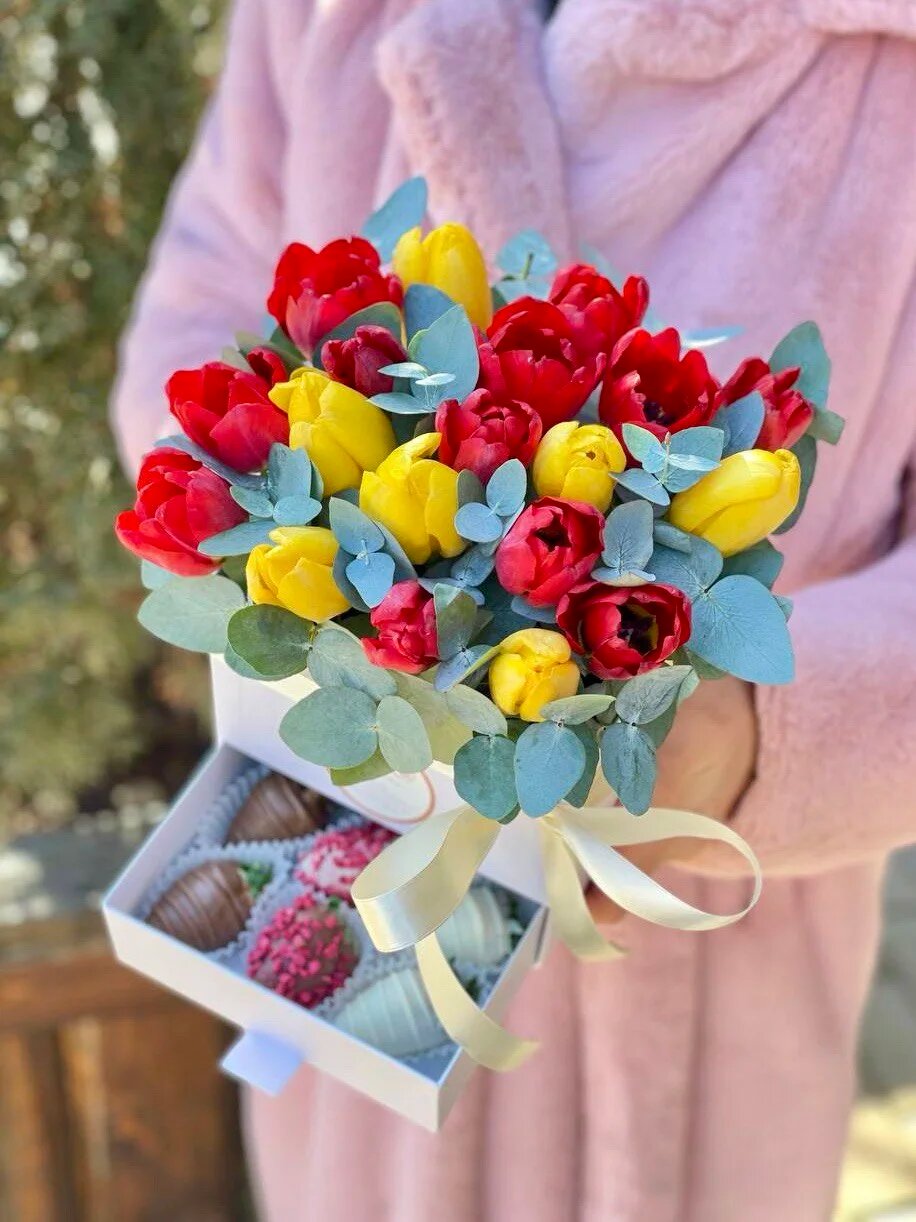 Шкатулка "Romance #6", 17-19 тюльпанов, эвкалипт, желто-красный, M размер