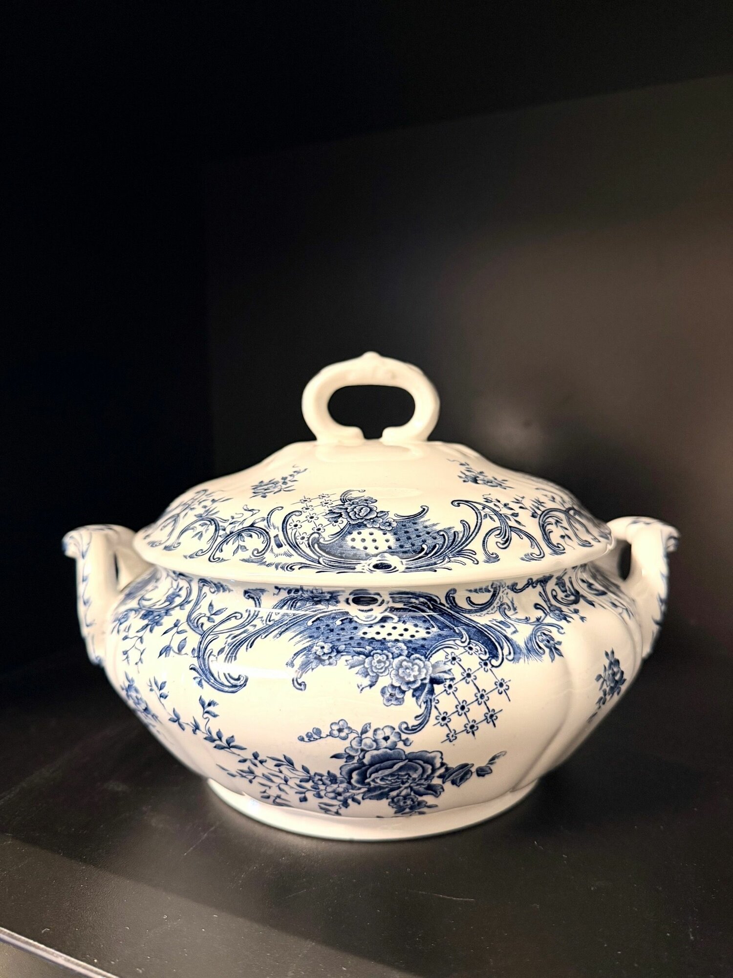 Супница (террин) (для супа, рагу, запеканок, вторых блюд). Villeroy&Boch, серия Valeria. Винтаж 80-е гг, редкая. Объем 1,7 л. Высота 20 см с крышкой, 9,5 см без крышки. Диаметр: 17 см