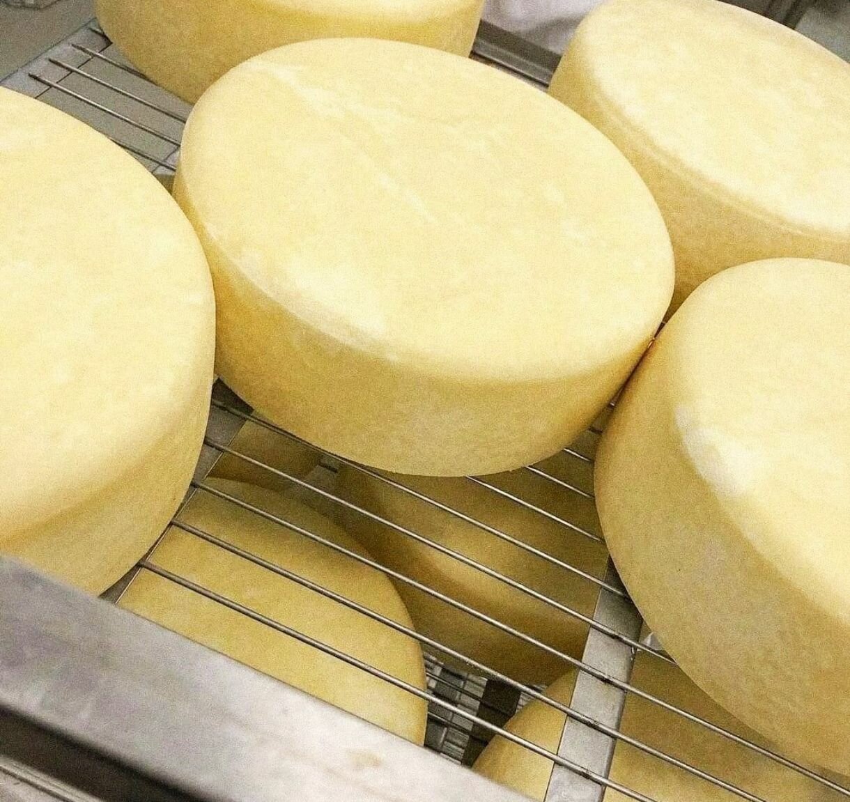 Сыр *Ремесленный* в вакуумной упаковке 1кг.