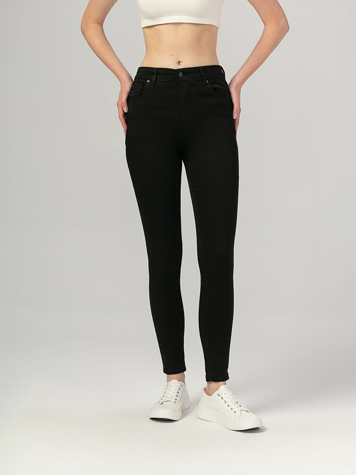 Джинсы зауженные 