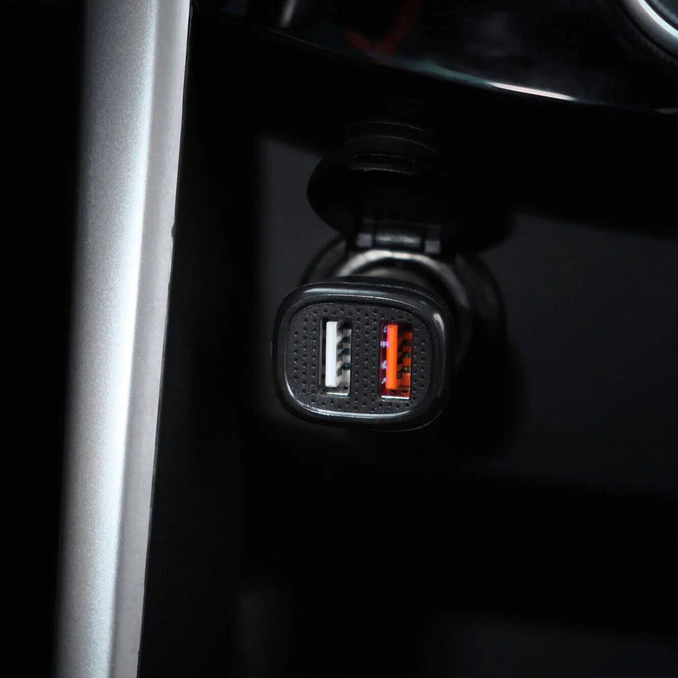 Адаптер автомобильный 2хUSB QC 3.0 + 2.1А 12/24В AEAK015 AIRLINE