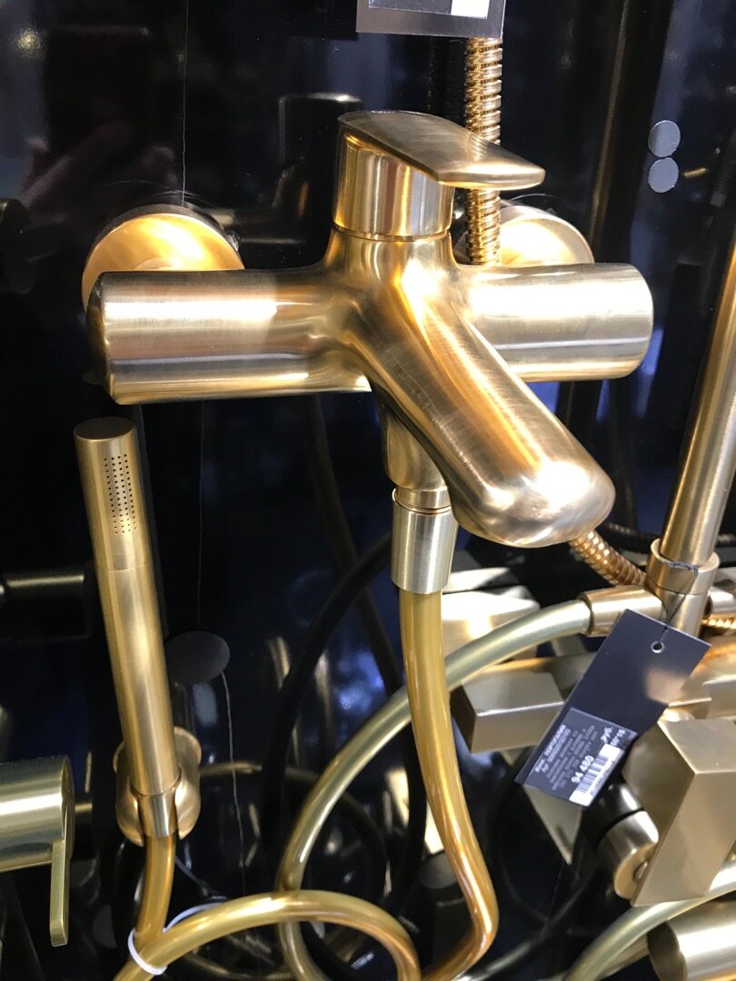 Смеситель для ванны с душевым комплектом REMER VANITY brushed gold