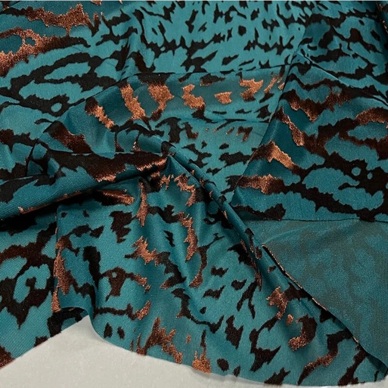 Эластичная бархатная ткань Evich зеленого цвета с леопардовым принтом 1 м * 1,5 м