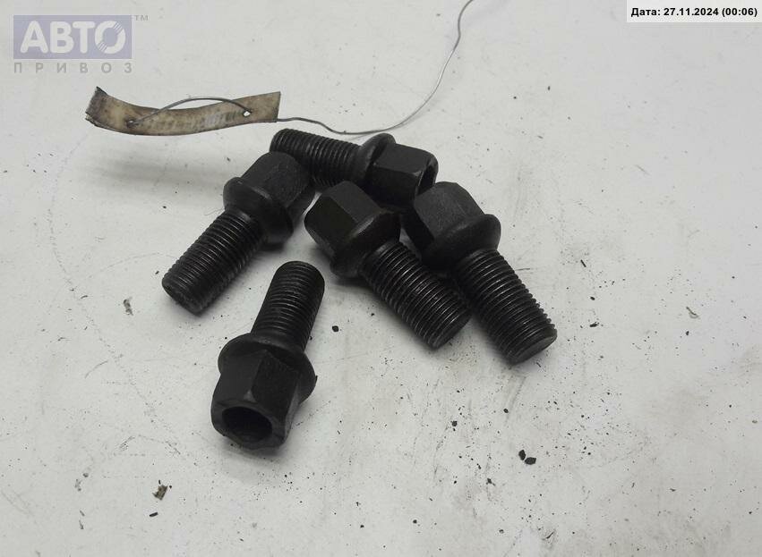 Болт колесный (гайка колесная) Volkswagen Passat B5