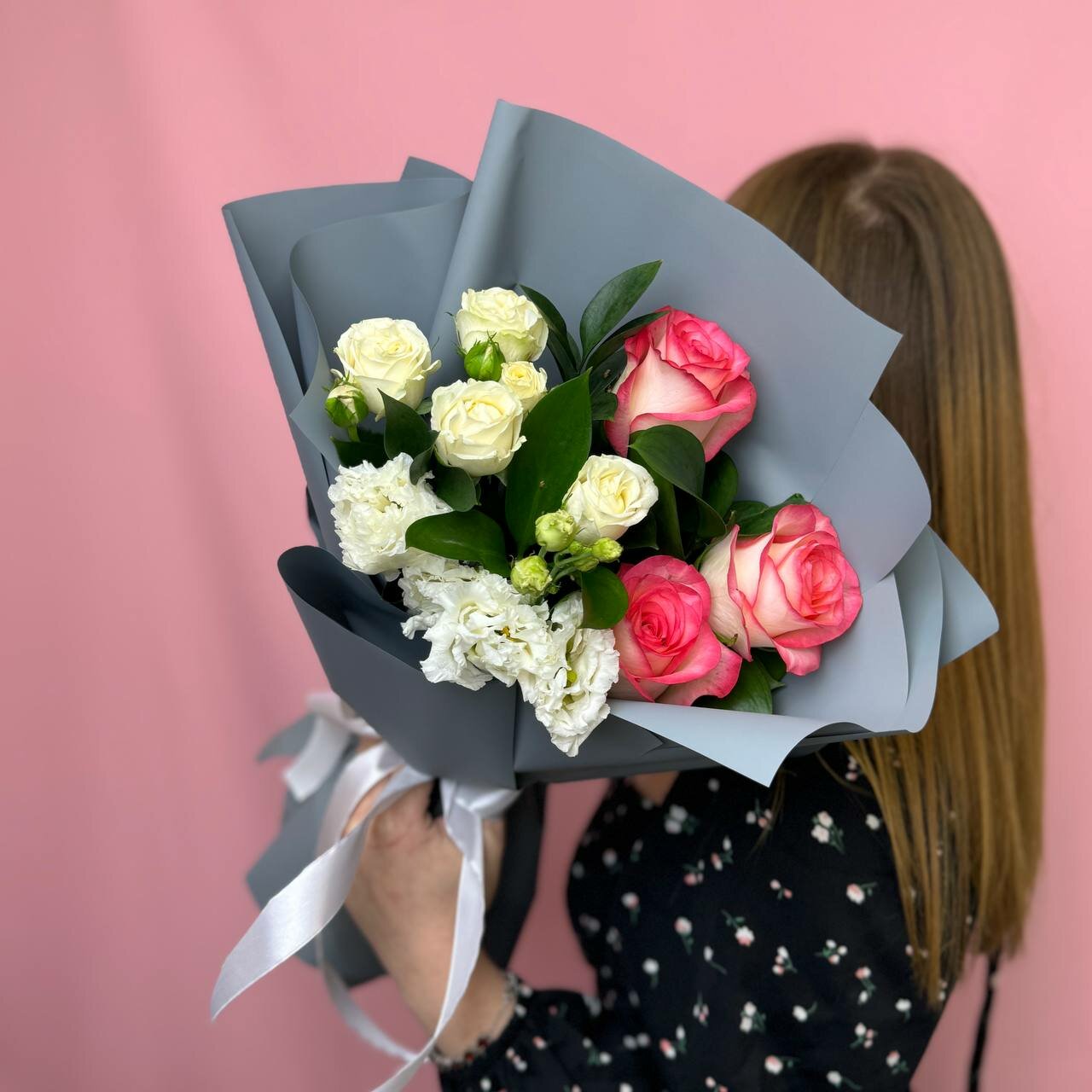 Букет комплимент из бело розовых роз, кустовых роз, эустомы и рускуса