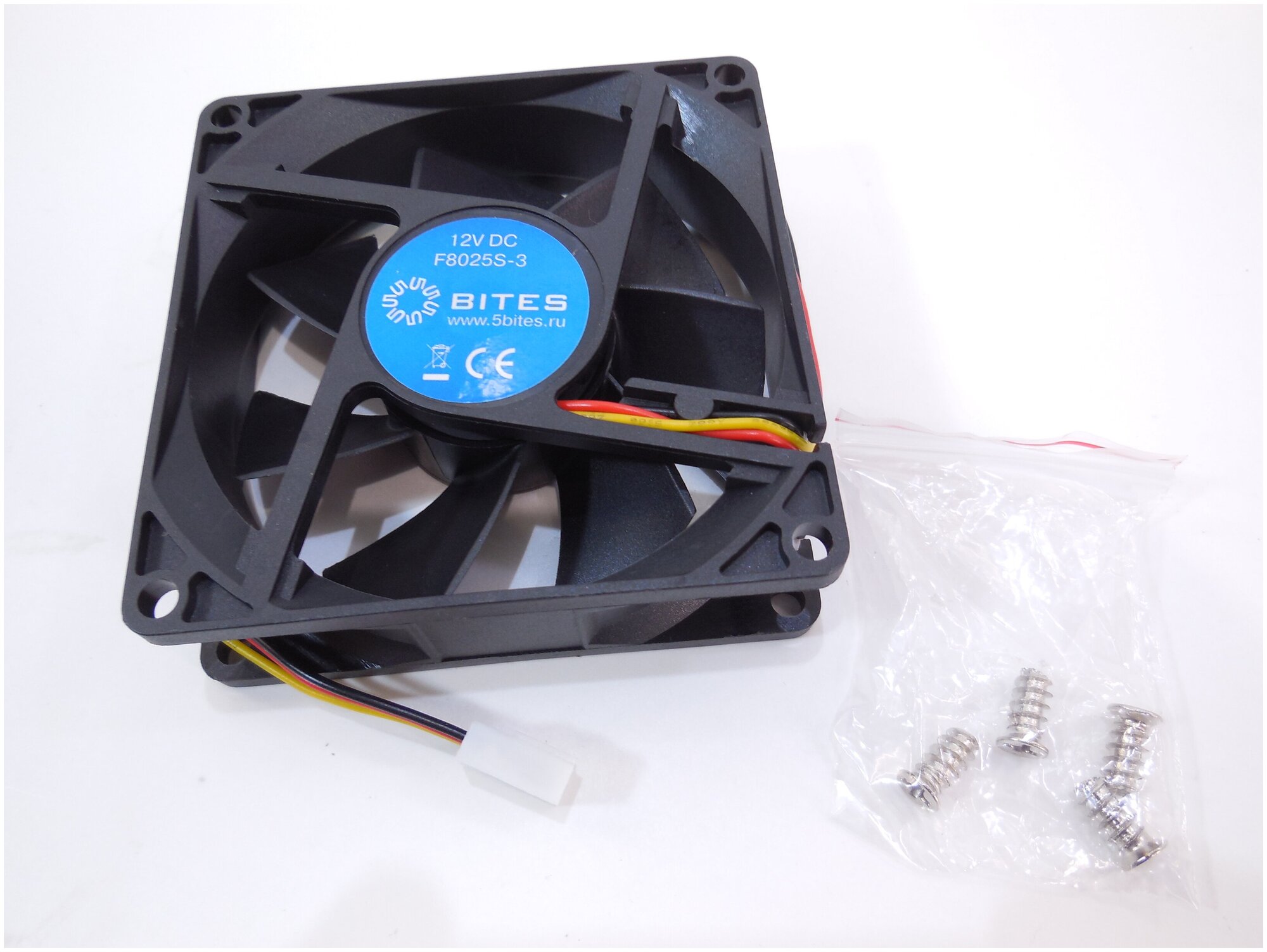 Вентилятор для корпуса компьютера 80x80x25 5bites F8025S-3, подключение 3 pin, подшипник скольжения, скорость вращения 2000rpm, уровень шума 23dB, Питание 12В