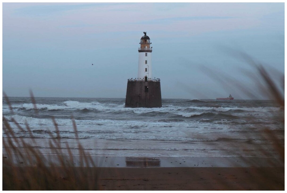 Постер / Плакат / Картина Маяк на берегу 60х90 см в подарочном тубусе