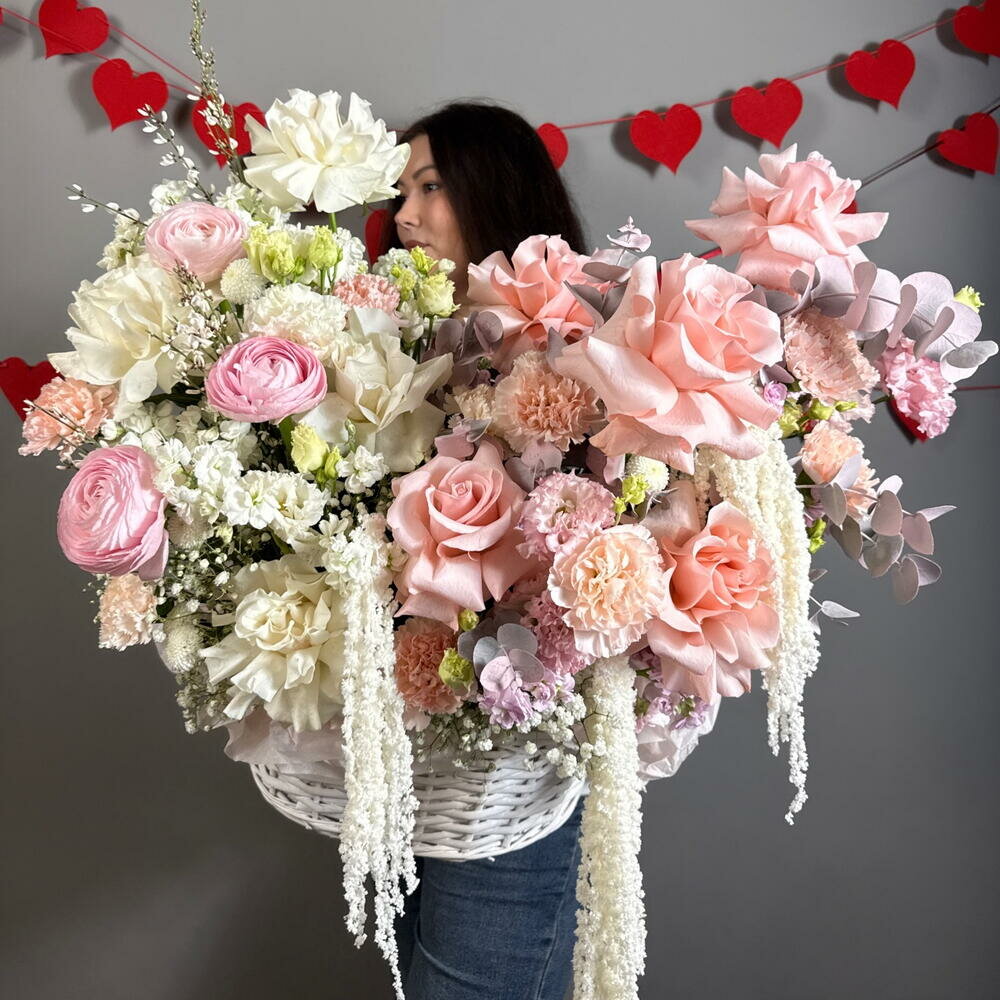 Композиция Madam Polina "Свидание" в корзине, 60см, с амарантом, гипсофилой, эустомой и др.